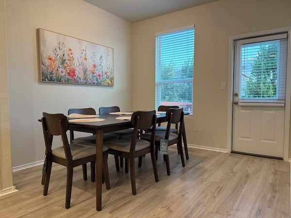 4 Bed 2 Bath Fully Fenced Backyard Tesla Charger - Helotes, TX