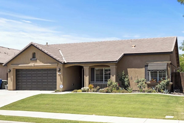 Relaxing 4br  2ba  Sleeps 8  Family Friendly - Bakersfield, CA