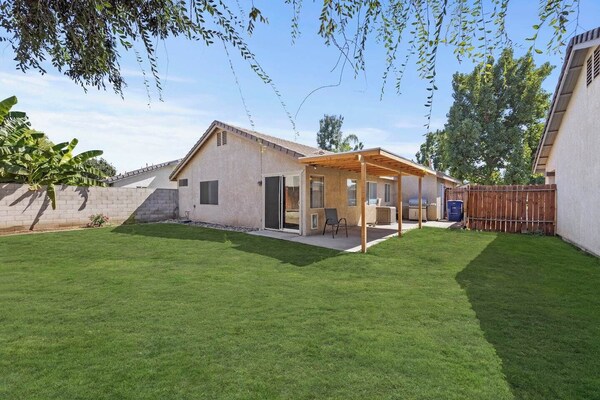 Modern Southwest Escape 2 Master Bedrooms - ベーカーズフィールド, CA