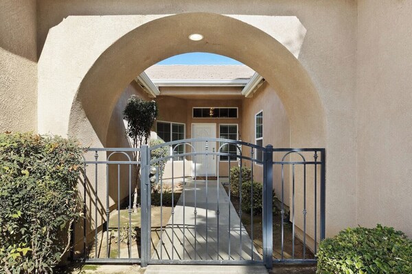 Stylish Silver Falls 4br  King Master Game Room - Bakersfield, CA