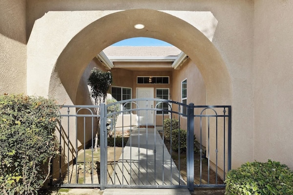 Stylish Silver Falls 4br King Master Game Room - Bakersfield