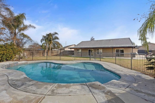 Windward Bay Executive 3br Office Home Pool - Bakersfield, CA