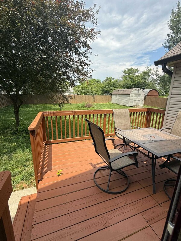 3 Bed 2.5 Bath Family Friendly Pet Friendly Home 2 Car Garage Fenced In Backyard - Clarksville, TN