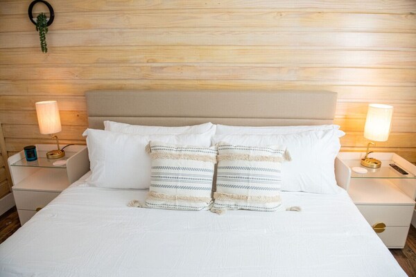 King Bed, Step To Madeira Beach, Heated Pool, Private - Treasure Island, FL