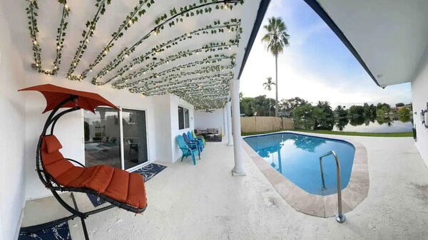 Charming Villa With Pool And Lake View - Miramar