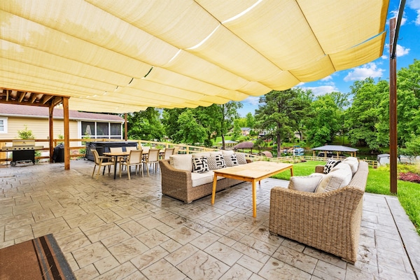 New! Luxe Lakefront Retreat W/ Hot Tub + Kayaks - Lake Norman, NC
