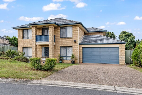 Peaceful 4br Retreat In Leafy Forest Lake Setting - Logan City