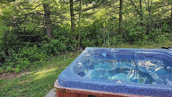 Spacious 6-bedroom Swiss Style Chalet In With Hot-tub For 14 People . - Thornbury