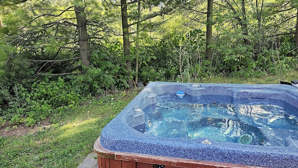 Spacious 6-bedroom Swiss Style Chalet In With Hot-tub For 14 People . - Thornbury