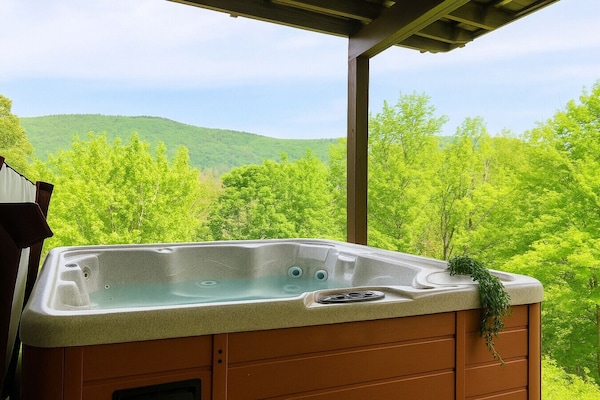 Hunny Tree Hive- Hot Tub, Fire Pit, Grill, Goats! - Killington, VT