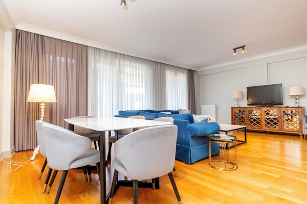 Spacious 3-bedroom Apartment With Wifi, Ac In Lovely Istanbul - Bakırköy