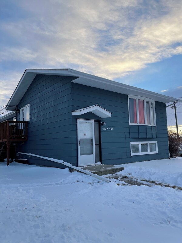 Entire 2-bedroom 1.5 Bath Townhouse W/ Kitchen & Laundry Near Amenities 1700sqft - Stettler