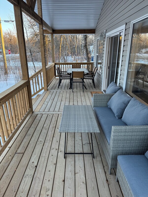 Lake Winnipeg West Shore Retreat In The Village Of Dunnottar - Manitoba