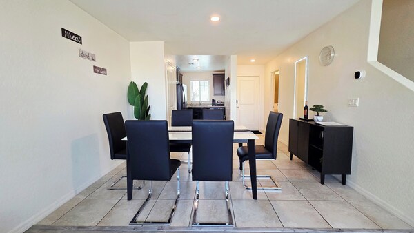 Luxury Vibes. Entire Home Just 15 Min To Downtown! - Electric Daisy Carnival (EDC Las Vegas)