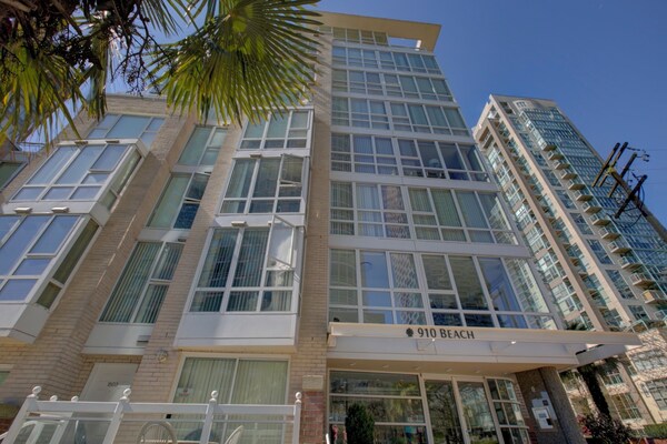 Modern 2br/2ba Retreat  King Bed  Desk  Views - Vancouver