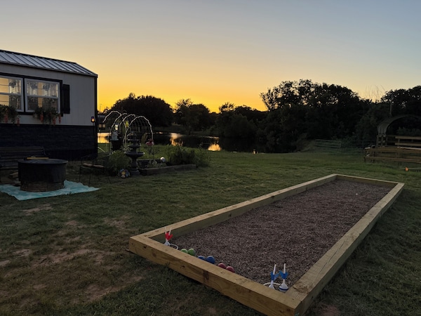 Charming 1 Room Cottage With Overnight Horse Boarding, Country Views, And Wifi - FireLake Casino and Entertainment Center