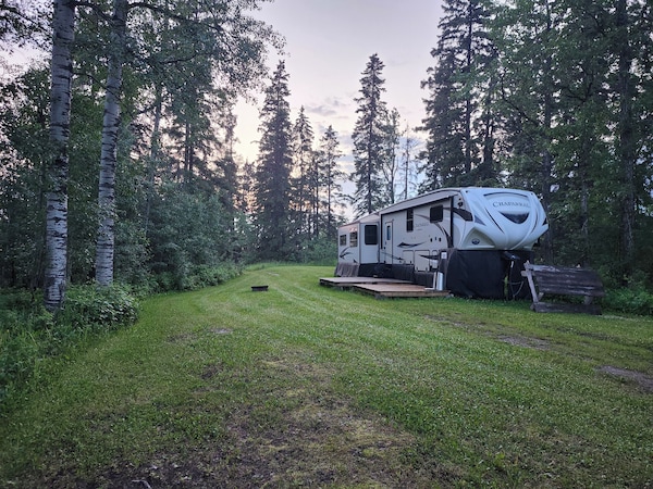 Luxury Offgrid 5th Wheel - Alberta