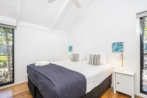Open Concept Living With 2 En Suite Bedroom Cottage 1 Minute Walk To The Beach. - Byron Bay