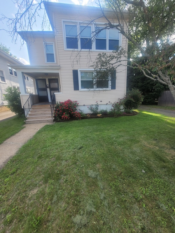 Charming 2-bedroom Townhome In Wonderful West Hartford Near Blue Back Square! - Glastonbury