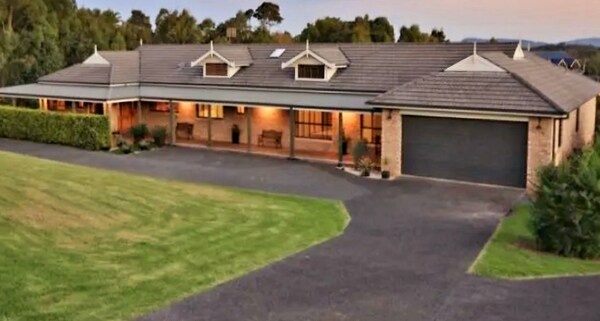 Cape Oasis!  Private Retreat On Acres By The Sea With Large Pool.  Pet Friendly! - Forster