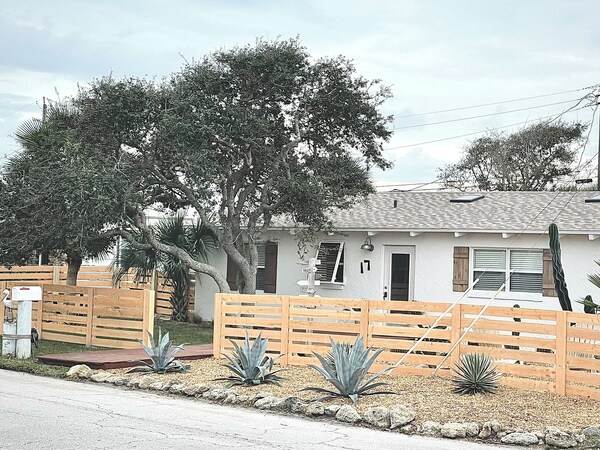 Charming 2-bedroom Beach Cottage Steps From The Sand! - Ormond Beach, FL