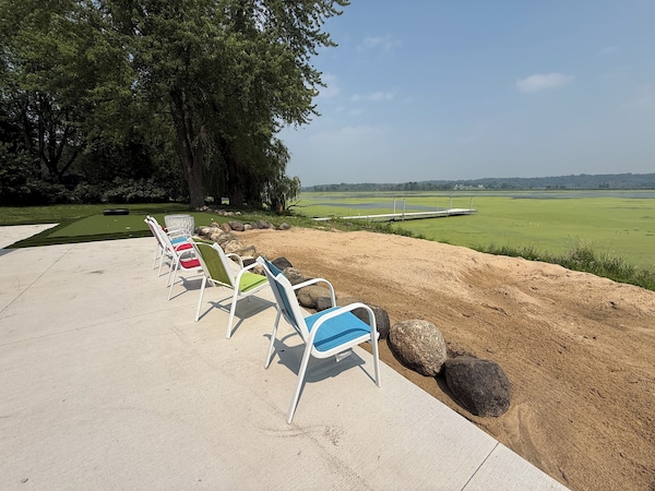 Remodeled Lake Retreat: Putting Green & Game Room+bar! Forever Wild Views - Ripon, WI