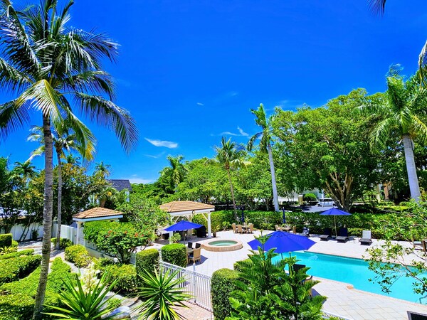 Boutique-style Condo In The Heart Of Old Naples, Florida - Naples, FL