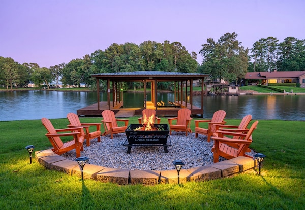 Lakefront Getaway W/private Dock, Games And More - Hot Springs