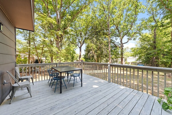 Luxe Midcentury 3br Home - Spabath, Winebar, Chefs Kitchen, Kingbed, Fencedyard - Clayton