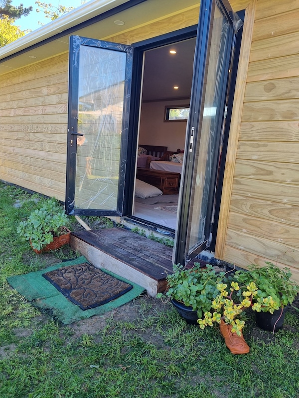 Cabin Near Amenities & Public Transport In Wellington, Wifi & Creature Comfort. - Wellington