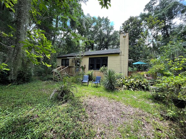 Charming 2-bedroom Cottage With Fenced Yard Is Pet Friendly And Waiting For You! - Savannah, GA