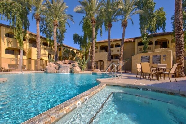 Resort Villa With Splash Zone, Balcony, Kitchen & Fun Activities L 2 Villas - 스코츠데일
