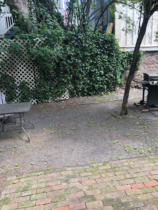 Cozy 2-bedroom Downtown. Wifi. Private Yard. - Tiverton, RI