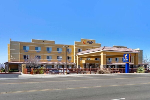 Comfortable Albuquerque Hotel Rooms Near Airport With Indoor Pool - 4 Units - Albuquerque, NM