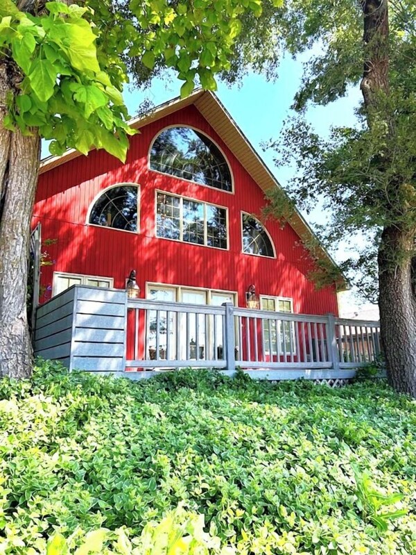 Red Haven Retreat - County Lake & Park - Canada