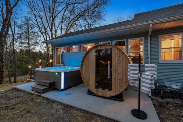 Oakwood Manor: Hot Tub, Sauna, Fire Pit, Games - Wisconsin Dells, WI