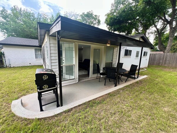 Modern Home W/ Sunroom & Bbq - Euless, TX
