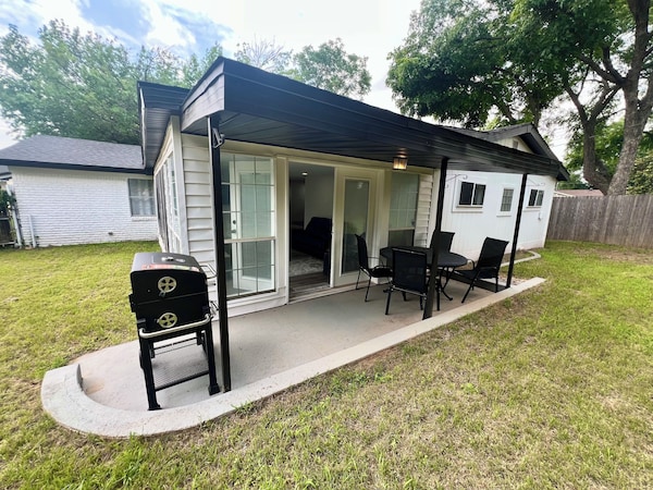 Modern Home W/ Sunroom & Bbq - Euless, TX