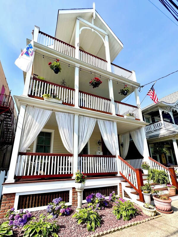 1.5 Blocks To Beach, Sleeps 4, Front Porch & Beach Passes! Charming & Spacious - Spring Lake, NJ