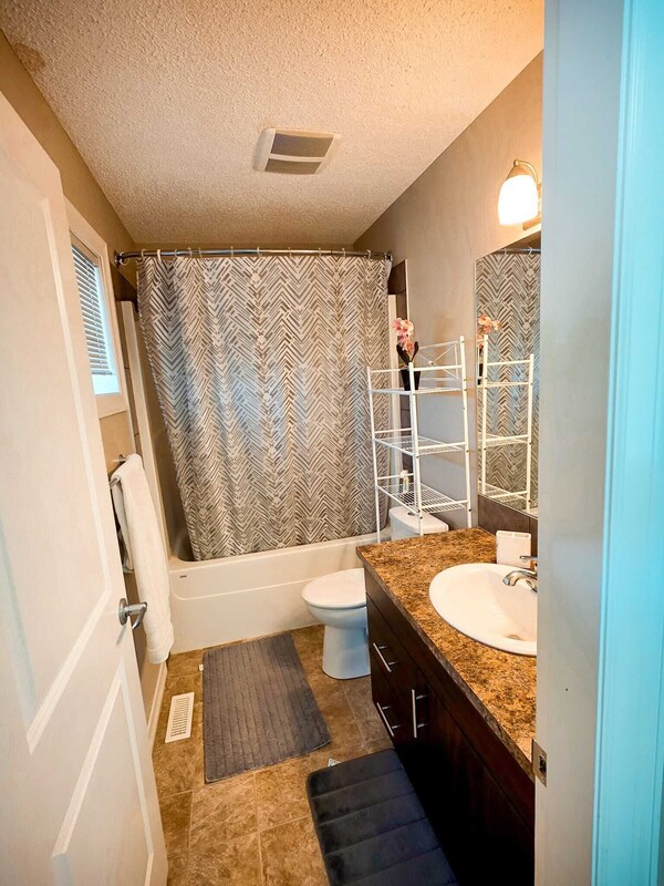 Cozy Bedroom In A Townhouse In Copperfield Calgary - Calgary