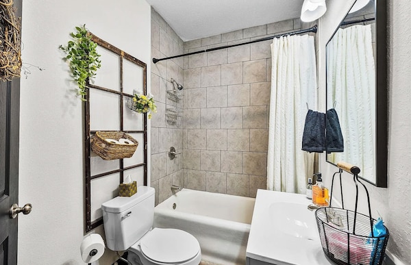 2 Br Home 1 Mile From The Gates Of Notre Dame! Sleeps 6 People! - Notre Dame, IN