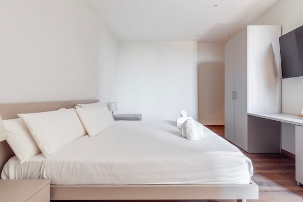 Luxury 55 Vatican Hotel-style King Suite, 2.5 Gb Fiber Wi-fi, Balcony, Rituals - Vaticaanstad