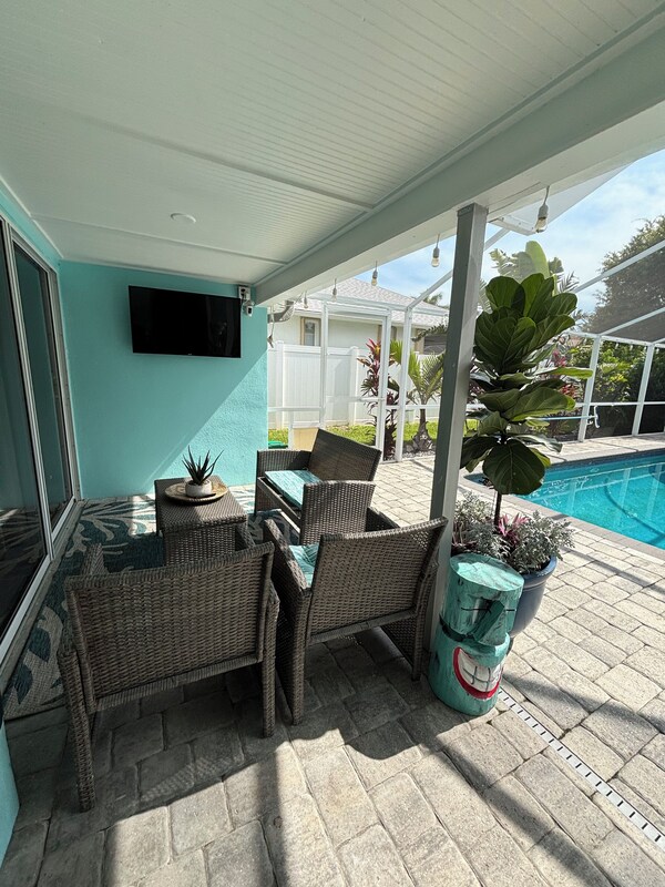 Margaritaville Paradise: Coastal-modern 3br, Private Pool, Hot Tub & Pool Table. - Cape Coral, FL