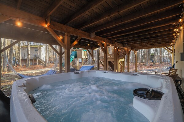 Poconos Family Retreat: Hot Tub/fire Pit/lake/ski - Tannersville, PA