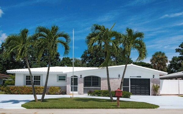 Spacious 4room Group Retreat Sleeps 12 W/ Hot Tub, Ev Charging - Deerfield Beach, FL
