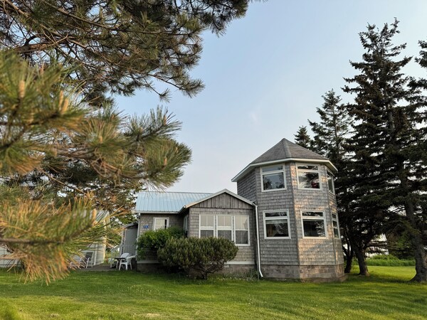 Un Chalet Entre Les Arbres, Un Cap, Une Plage. - Île-du-Prince-Édouard