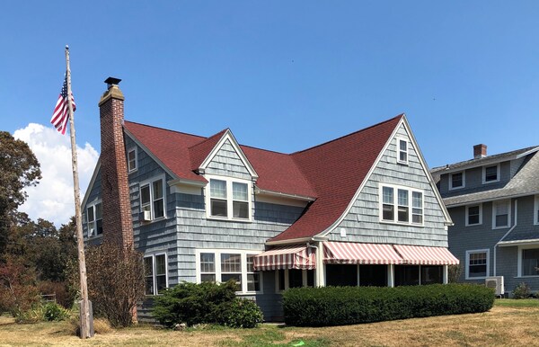 Beachfront Cottage With Panoramic Views Of Long Island Sound In Madison Ct - コネチカット州