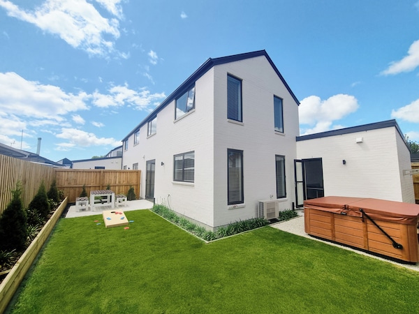 Hot Tub Haven! Games Room, Garden & E-bikes - West Coast