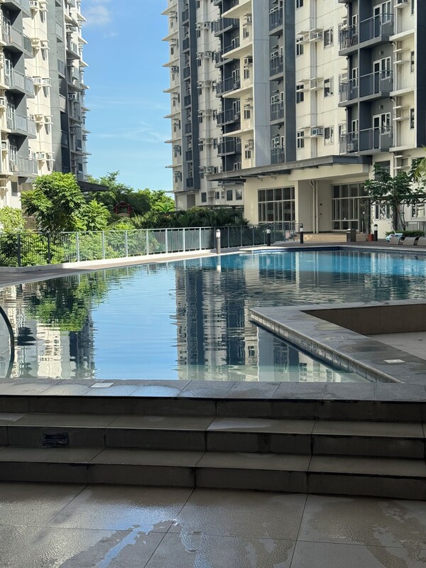 Modern 2-bedroom Condo In The Heart Of Quezon-perfect For Families & Staycations - Meycauayan