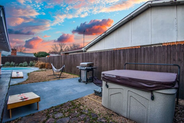 Jacuzzi & Pool House W/game Room + Fire Table Near Grandscape - 科佩爾